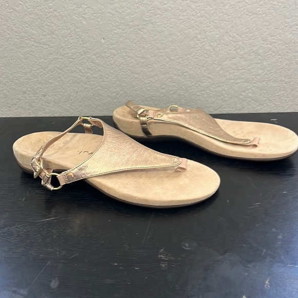 Vionic | Shoes | Vionic Gold Beige Thong Flip Flop Sandals Size 95 ...